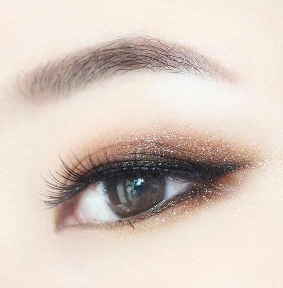 How to Pull Off Smudged Eyeliner - Her Style Code