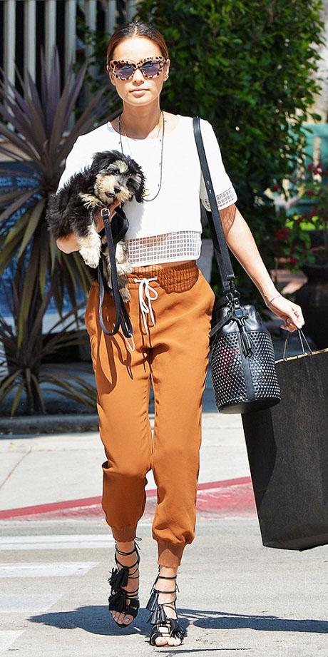 How to Wear Joggers (Women's Style Guide): 25 Jogger Pants Outfit ideas ...