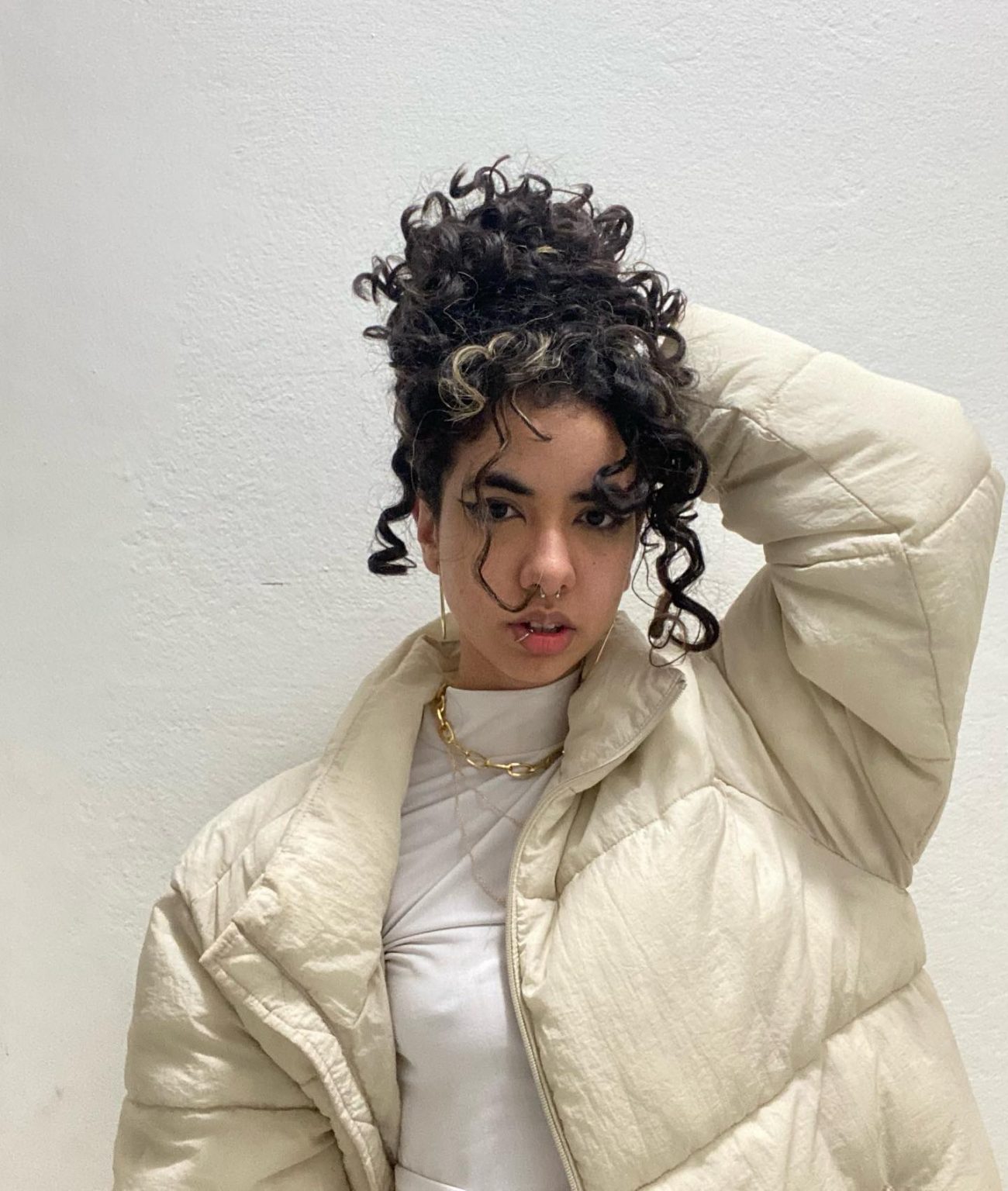 The TikTok Clean Girl Aesthetic: Guide to the Sleek & Glam Look - Her ...