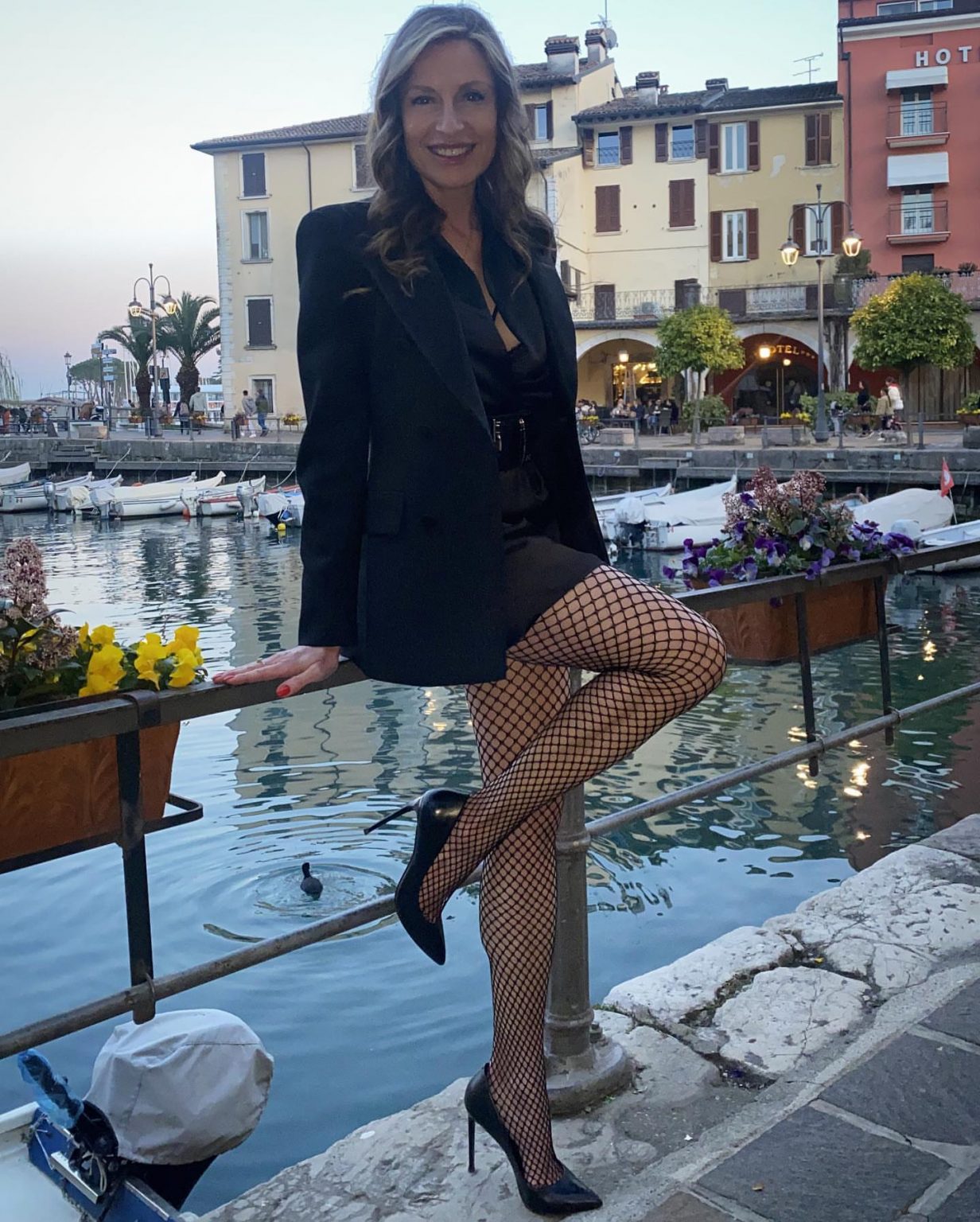 41 Stylish Outfit Ideas for Women Over 50 - Her Style Code